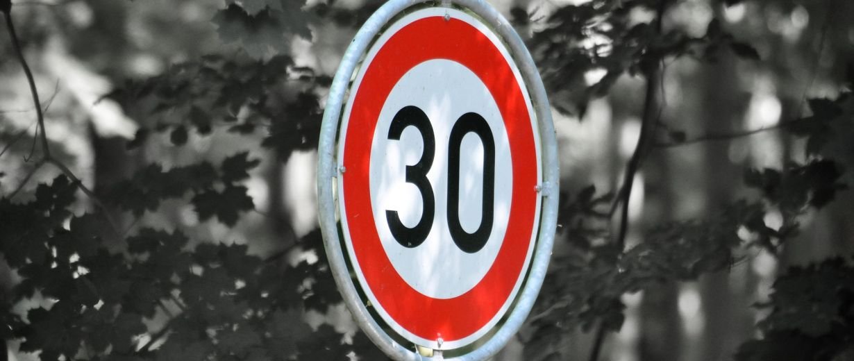 Wollte Kind zur Schule bringen: Mutter rast mit 80km/h durch 30er-Zone ...