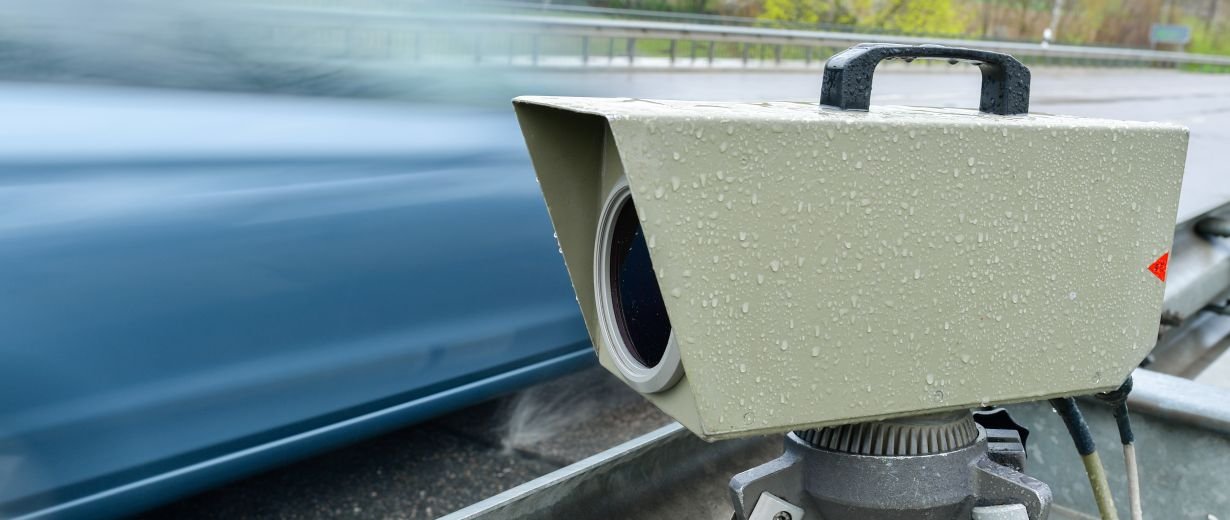 Handy am Steuer: Neue Blitzer-Technologie geht Fahrern an Kragen | RPR1.